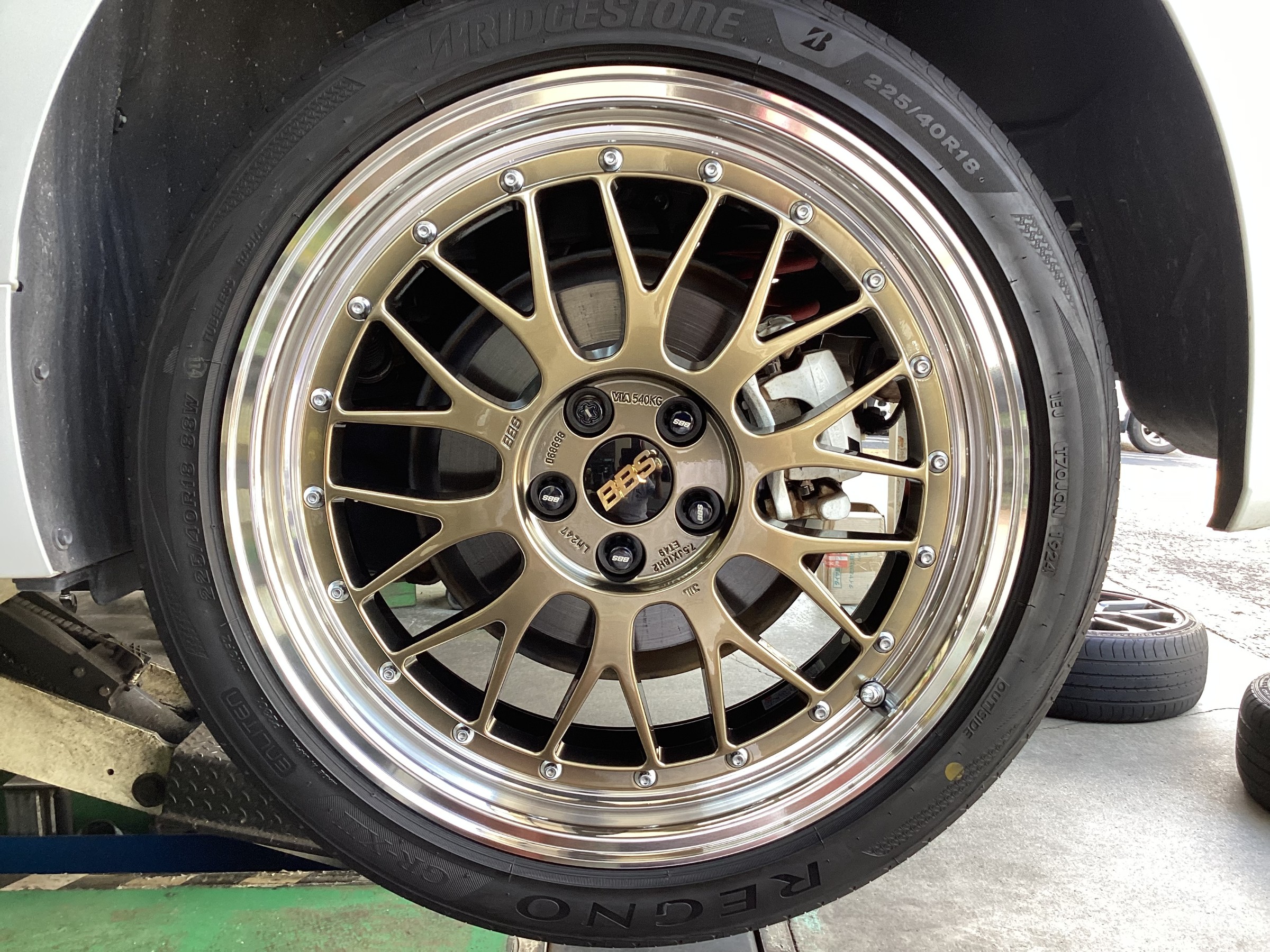 トヨタ プリウスPHV BBS LM限定カラー 18インチ取付 (^^♪② | 店舗おススメ情報 | タイヤ館 三原（広島県）