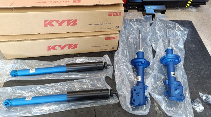 ホンダ N－BOXカスタム KYBショックアブソーバー取付 | 店舗おススメ情報 | タイヤ館 金沢東（石川県）