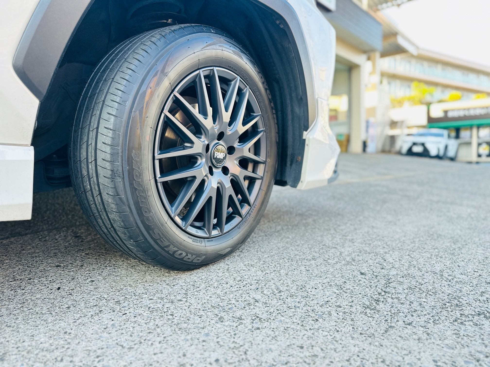 トヨタ RAV4 MID EXCLUSIVE 028F 18インチ取付 | 店舗おススメ情報 | タイヤ館 瀬谷（神奈川県）