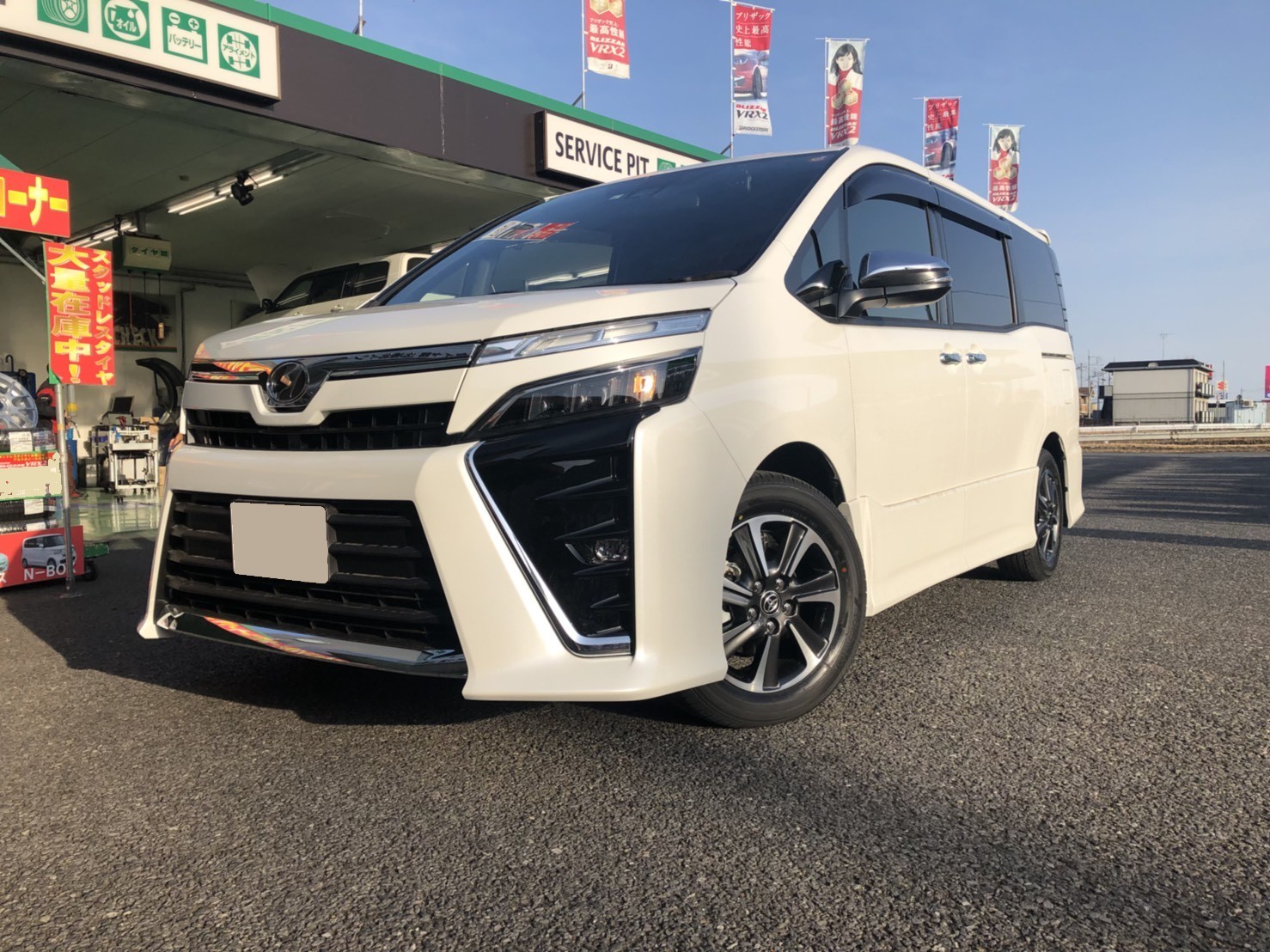 【トヨタ・VOXY（ZRR80）】ドラレコ取り付け | 店舗おススメ情報 | タイヤ館 土浦北インター（茨城県）