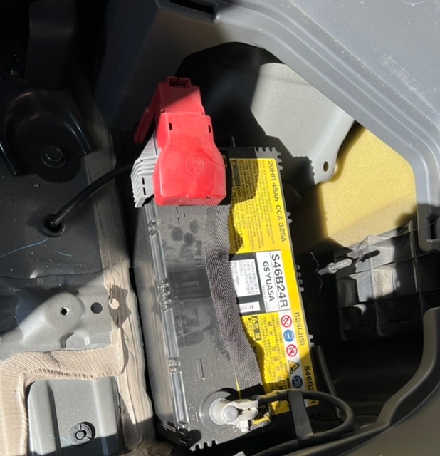 トヨタ プリウスα バッテリー交換 | 店舗おススメ情報 | タイヤ館 南久留米