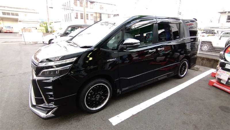 【トヨタ VOXY】「MID ヴァーテック ワン EXE10」「プレイズPX-RVⅡ」取付 | 店舗おススメ情報 | タイヤ館 たわらもと（奈良県）