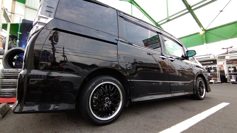 【トヨタ VOXY】「MID ヴァーテック ワン EXE10」「プレイズPX-RVⅡ」取付 | 店舗おススメ情報 | タイヤ館 たわらもと（奈良県）